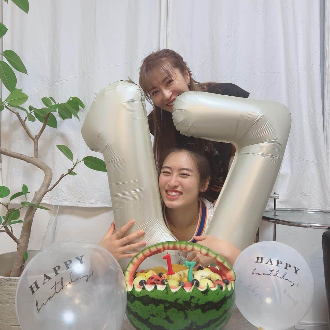 新山千春さんのインスタグラム写真 - (新山千春Instagram)「. 明日で17歳になる🎂🫧 もあ💕 @moaaa0712 @dance_moa712 毎年恒例の手作り スイカアート🎨🍉 ...