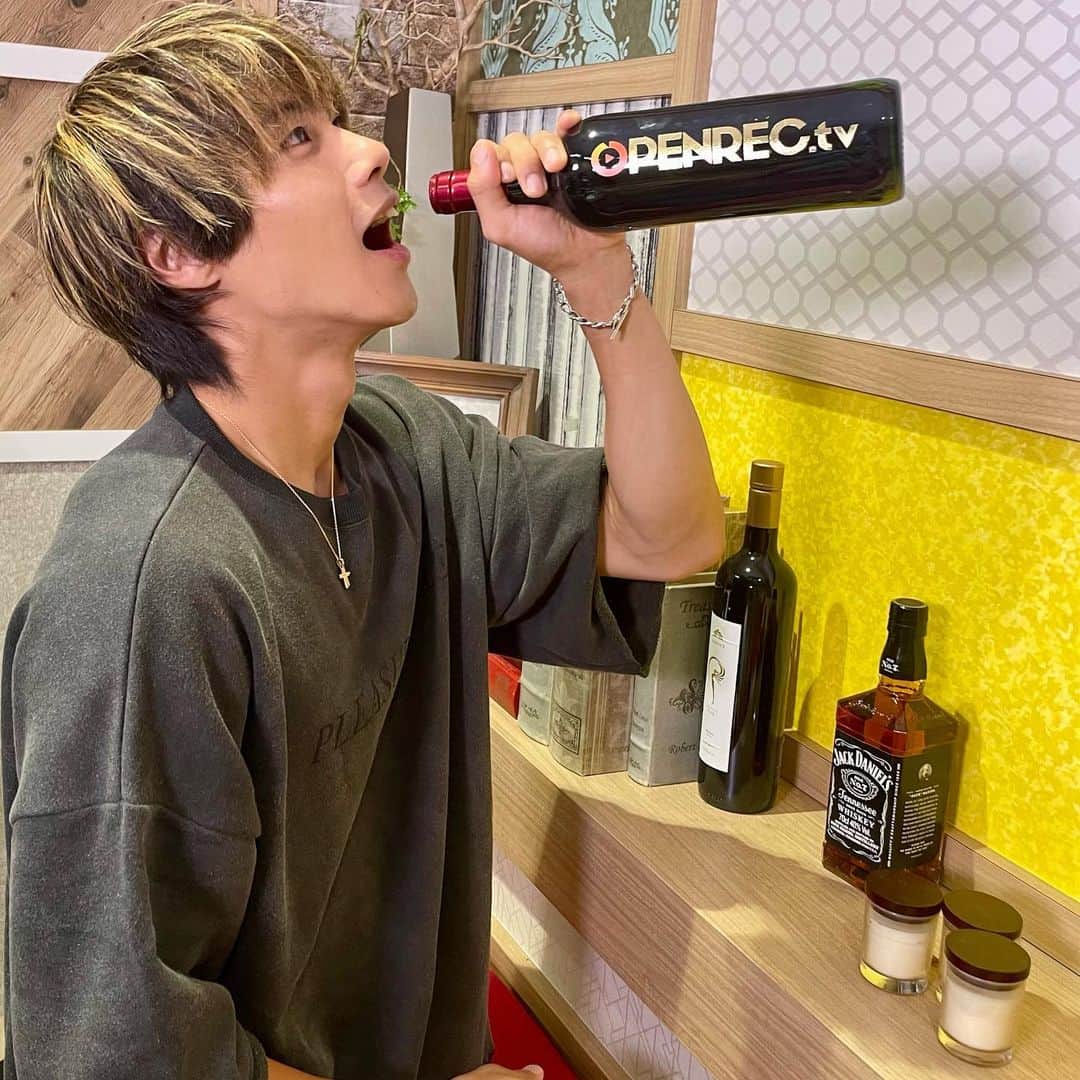 手島章斗さんのインスタグラム写真 - (手島章斗Instagram)「🎤🍾🎤🍾？？ #Buddyscafe #thanks」7月11日 21時47分 - akito_solidemo_official