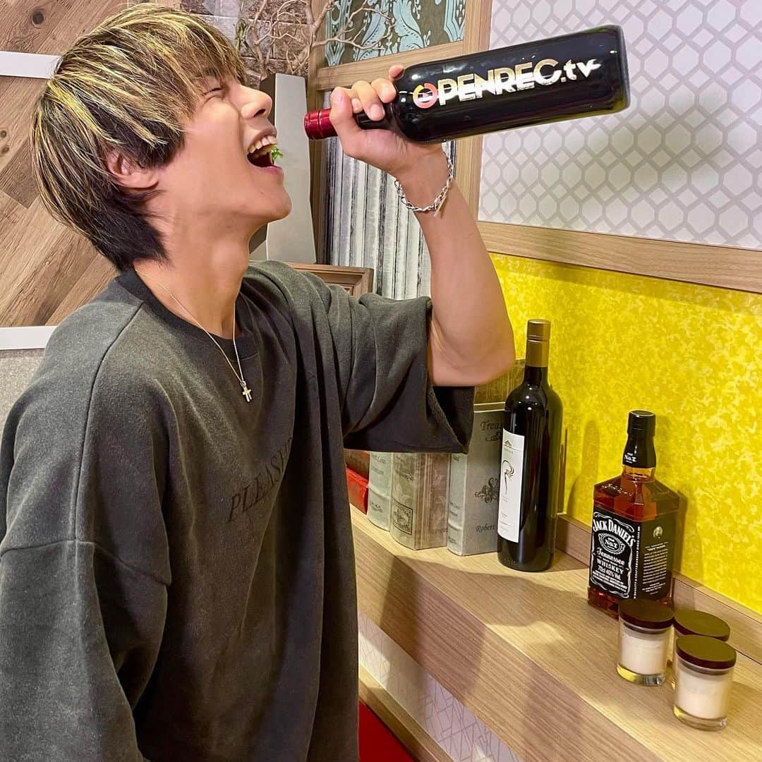 手島章斗さんのインスタグラム写真 - (手島章斗Instagram)「🎤🍾🎤🍾？？ #Buddyscafe #thanks」7月11日 21時47分 - akito_solidemo_official