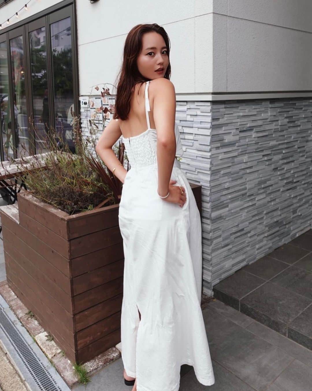 NANAMIさんのインスタグラム写真 - (NANAMIInstagram)「Ameri×Lee🤍 この洋服かわいすぎ♡ こんがり焼けたお肌に白も良いよね〜🫶🏻 旦那さんと昼間からwineで ...