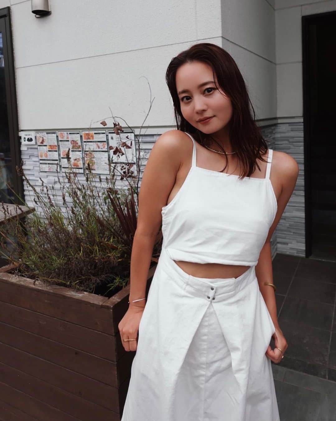 NANAMIさんのインスタグラム写真 - (NANAMIInstagram)「Ameri×Lee🤍 この洋服かわいすぎ♡ こんがり焼けたお肌に白も良いよね〜🫶🏻 旦那さんと昼間からwineで ...