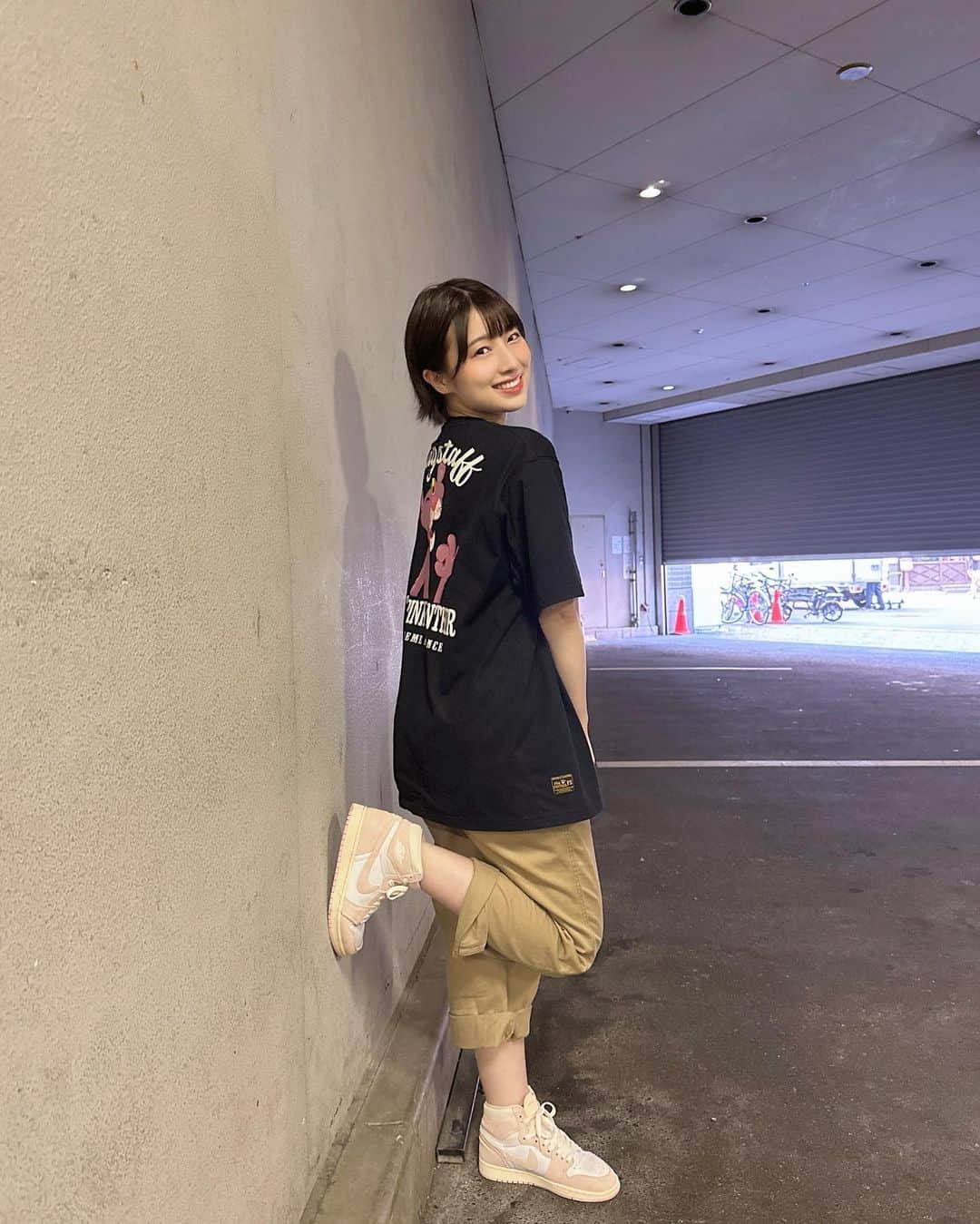 安部若菜さんのインスタグラム写真 - (安部若菜Instagram)「ボーイッシュな気分の日でした👦 たまにはありですか？👦 #code#ショート#ショートヘア#Tシャツ#夏コーデ#スニーカー ...