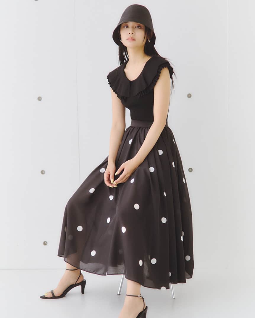 snidelさんのインスタグラム写真 - (snidelInstagram)「【SNIDEL】LAST SUMMER Autumn is coming soon 輕盈飄浮的喇叭長裙，黑、白分別 ...