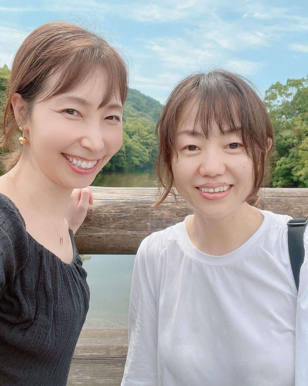 高橋里帆さんのインスタグラム写真 - (高橋里帆Instagram)「年に一度の伊勢神宮のお参りに先日行ってきました。 暑い暑い伊勢でしたが、恵の雨で涼しくお参り出来ました。 念願の赤福の白餅 ...