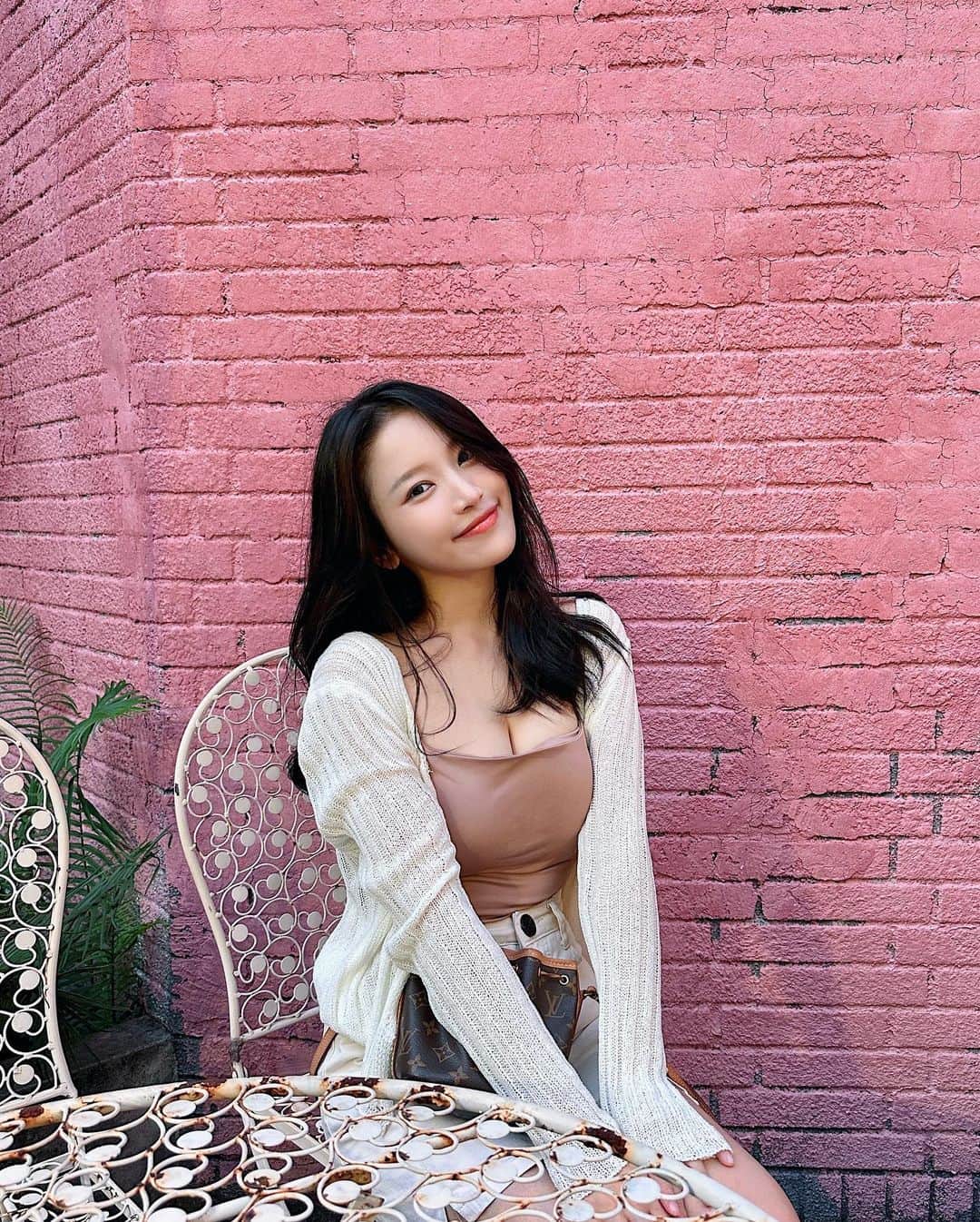 蔡瑞雪（Ruixue Tsai）さんのインスタグラム写真 - (蔡瑞雪（Ruixue Tsai）Instagram)「銀色情人節快樂🙌🏻🤍 你看到什麼會最開心呢？ 我：冰淇淋🍦 - 中山站附近 ...