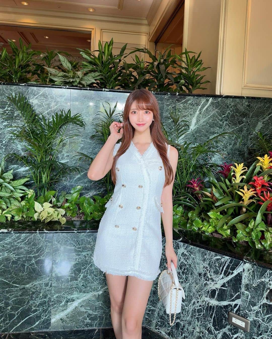 MAYUさんのインスタグラム写真 - (MAYUInstagram)「. 🤍💐🌷 . ホワイトのツイードワンピース🦢 ベストっぽい形がかわいい ...