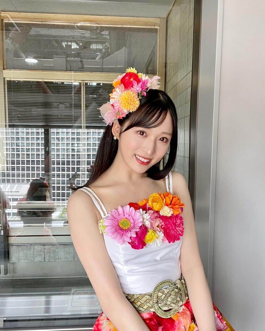 小栗有以さんのインスタグラム写真 - (小栗有以Instagram)「お花に囲まれた衣装で ウキウキ~🫢🌷🫧 #音楽の日 #オサレカンパニー ...