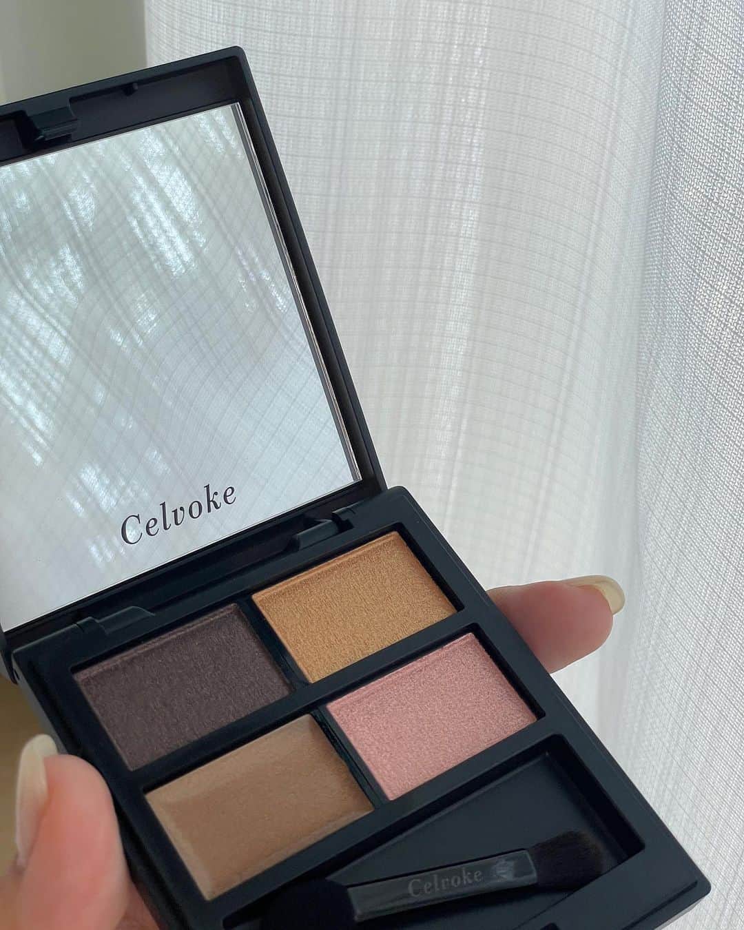 M a r i n aさんのインスタグラム写真 - (M a r i n aInstagram)「. @celvoke.jp 秋の新作♡ アイホールと涙袋にピンクを 上、目尻の際にゴールドを ...