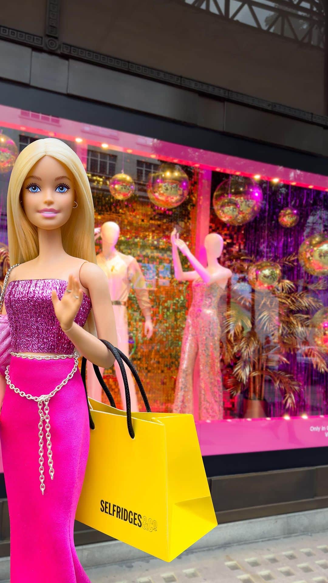 バービーさんのインスタグラム動画 - (バービーInstagram)「This Barbie loves Selfridges ...