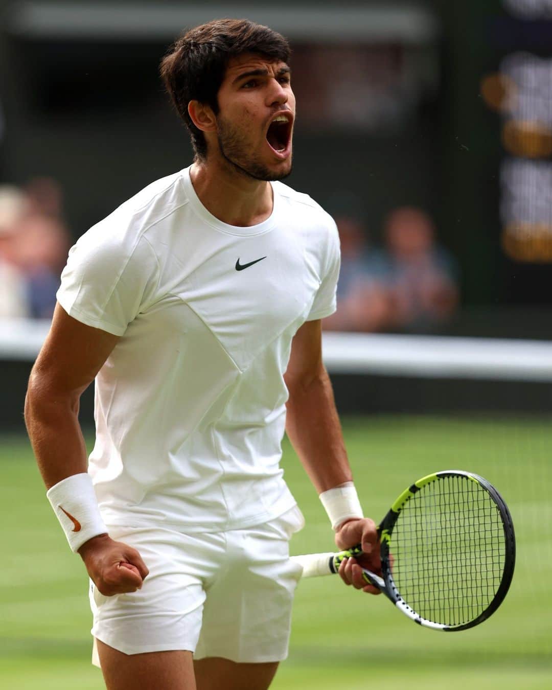 Vogueさんのインスタグラム写真 - (VogueInstagram)「The weather in London today was ...