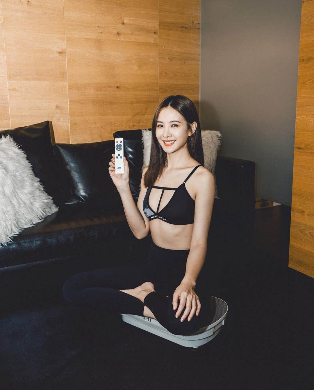 アンバー・アンさんのインスタグラム写真 - (アンバー・アンInstagram)「最近拍戲沒辦法每天上健身房 還好有LAZY FIT垂直律動機 讓我在家可以在律動機上做深蹲、棒式 增加運動的 ...