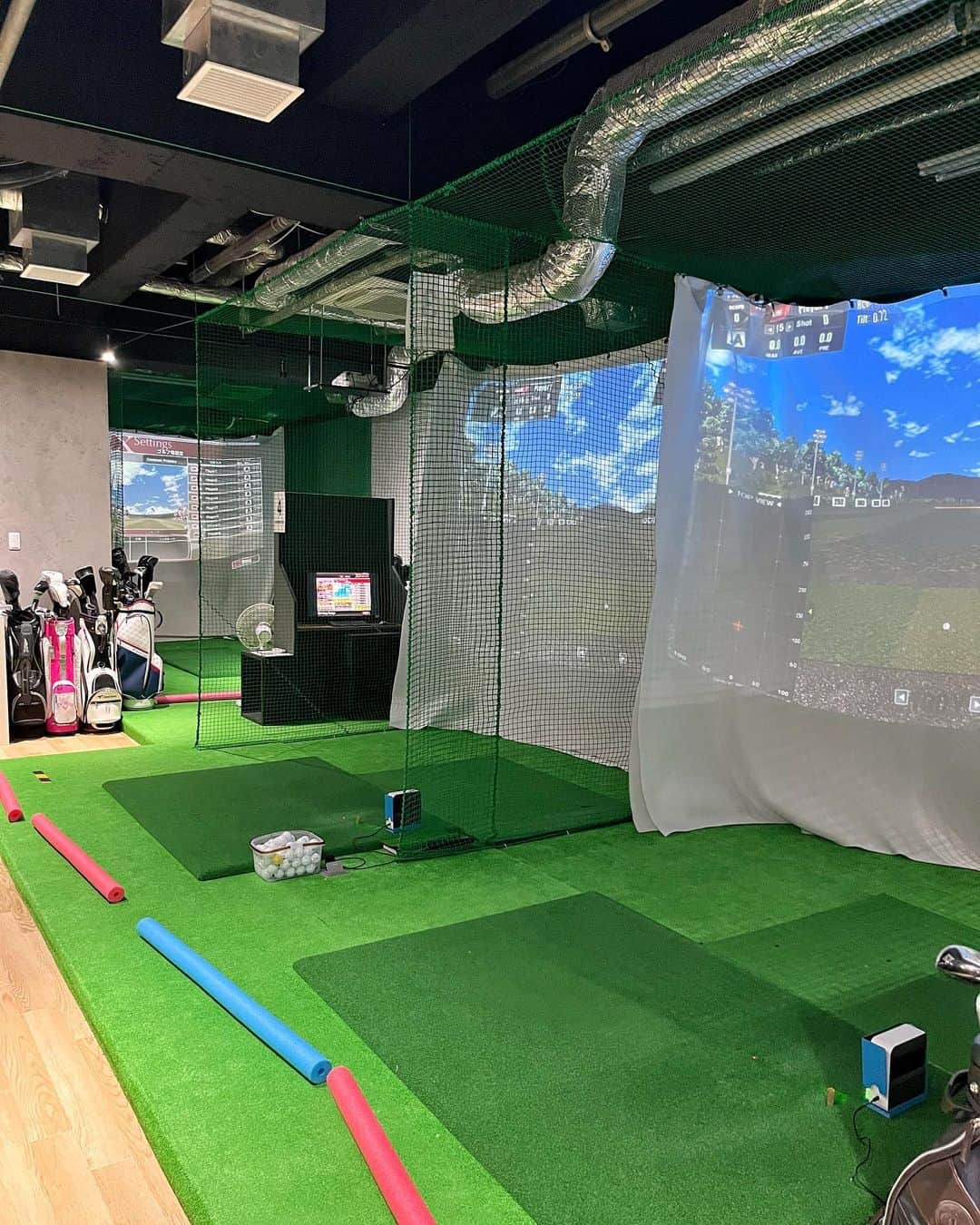とくさきさんのインスタグラム写真 - (とくさきInstagram)「ROUGH GOLF RANGE OSAKAに行ってきた🥰⛳️💕 . 本町駅から徒歩2分のところにあってめちゃ駅近 私は ...