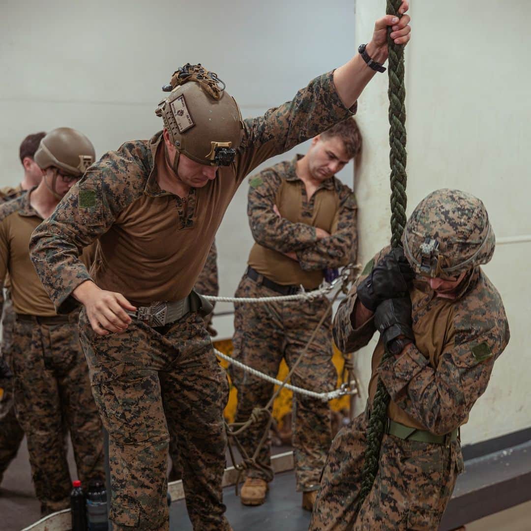 アメリカ海兵隊さんのインスタグラム写真 - (アメリカ海兵隊Instagram)「Climbing In 📍 Coral Sea (July ...