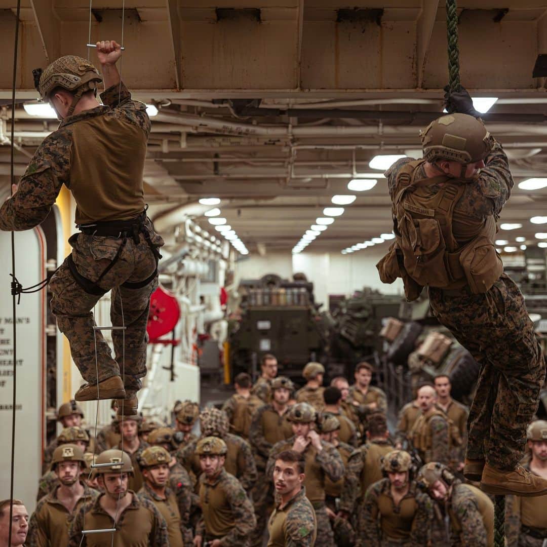 アメリカ海兵隊さんのインスタグラム写真 - (アメリカ海兵隊Instagram)「Climbing In 📍 Coral Sea (July ...
