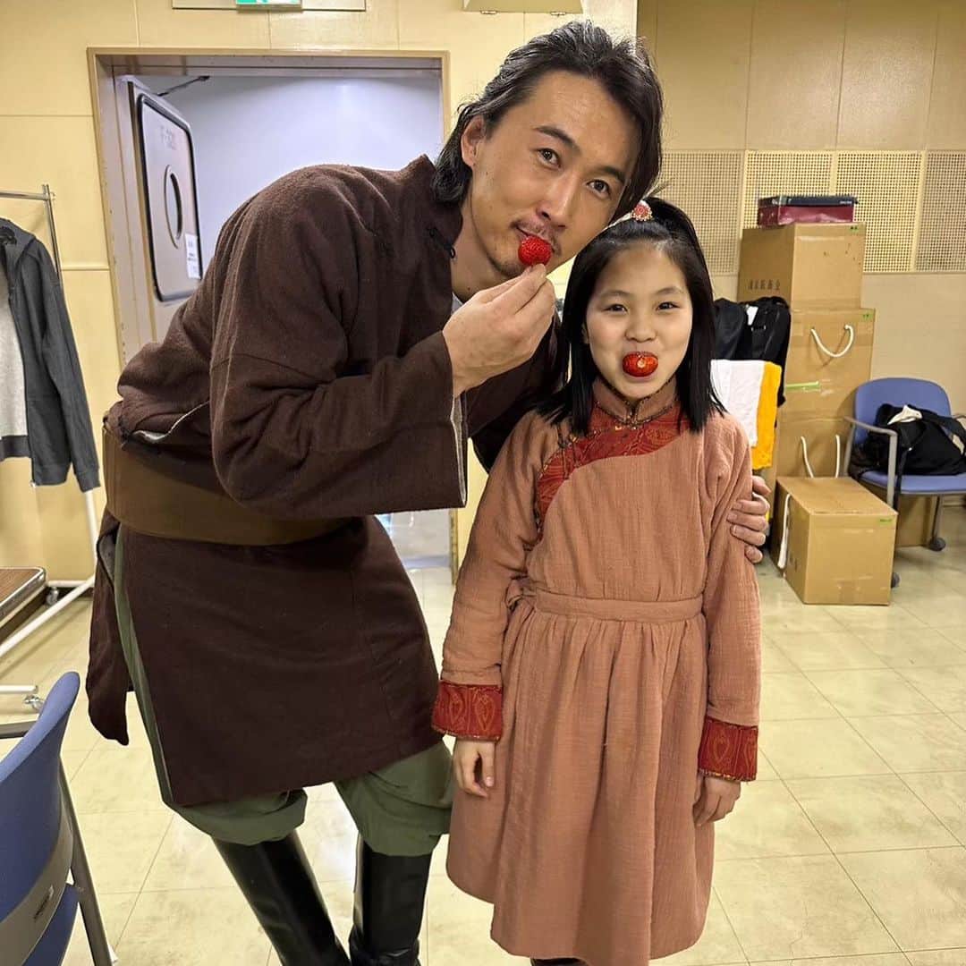 VIVANTさんのインスタグラム写真 - (VIVANTInstagram)「あと5時間！ ⚫#𝐕𝐈𝐕𝐀𝐍𝐓 第𝟐話 𝟕𝟗分𝐒𝐏🎬️🔴 アディエル役 Tsaschikher ...