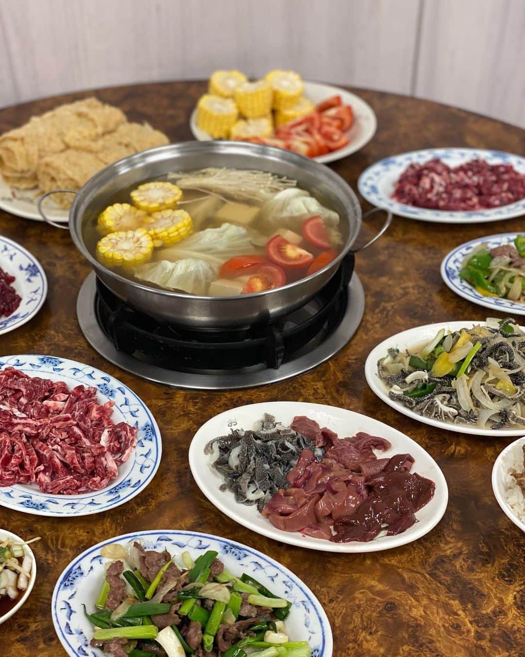 葉晟睿さんのインスタグラム写真 - (葉晟睿Instagram)「｜#kalvineats高雄｜大哥大涮牛肉 • 牛肉盤 $380 • 牛雜 ...