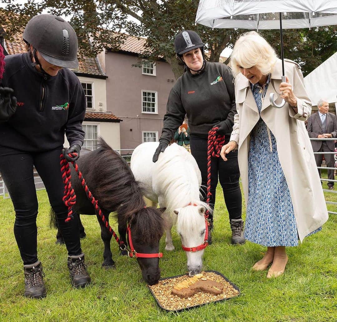 ロイヤル・ファミリーさんのインスタグラム写真 - (ロイヤル・ファミリーInstagram)「Today in Great Yarmouth, The Queen has explored ...