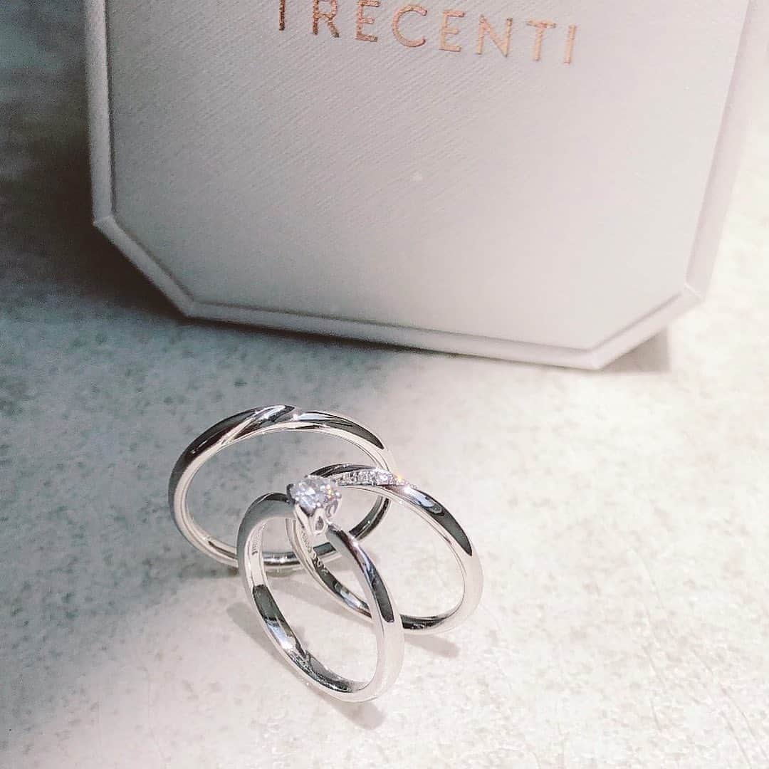 TRECENTI トレセンテさんのインスタグラム写真 - (TRECENTI トレセンテInstagram)「軽やかにお着けいただける「ウェヌス」は、婚約指輪と重ねていても圧迫感を感じない絶妙 ...
