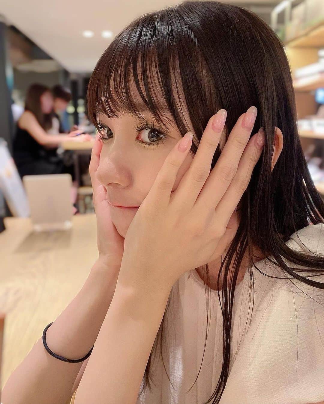 中川紅葉さんのインスタグラム写真 - (中川紅葉Instagram)「Photo by @moena_watanabe ☕️ 前髪いっつも切り ...