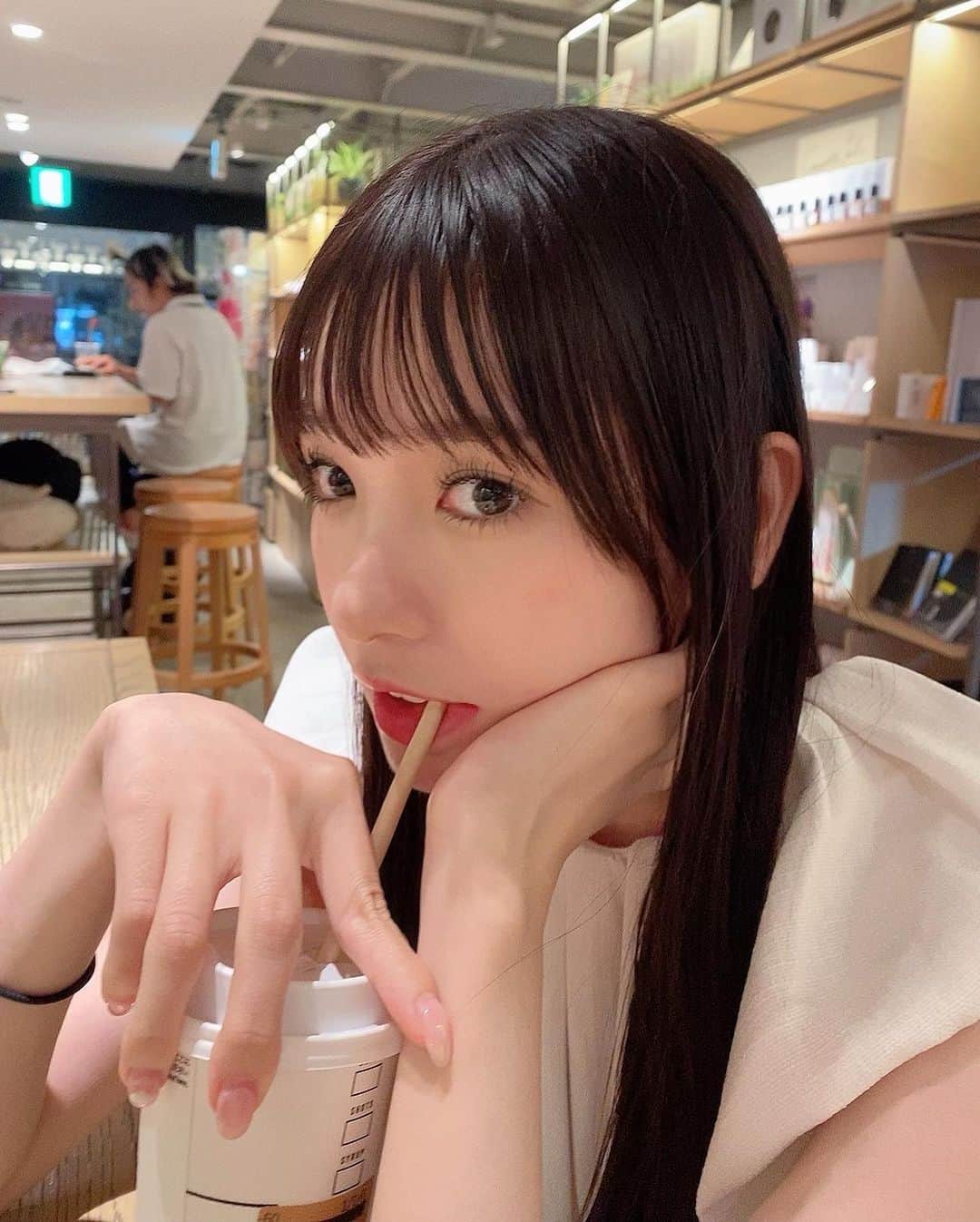 中川紅葉さんのインスタグラム写真 - (中川紅葉Instagram)「Photo by @moena_watanabe ☕️ 前髪いっつも切り ...
