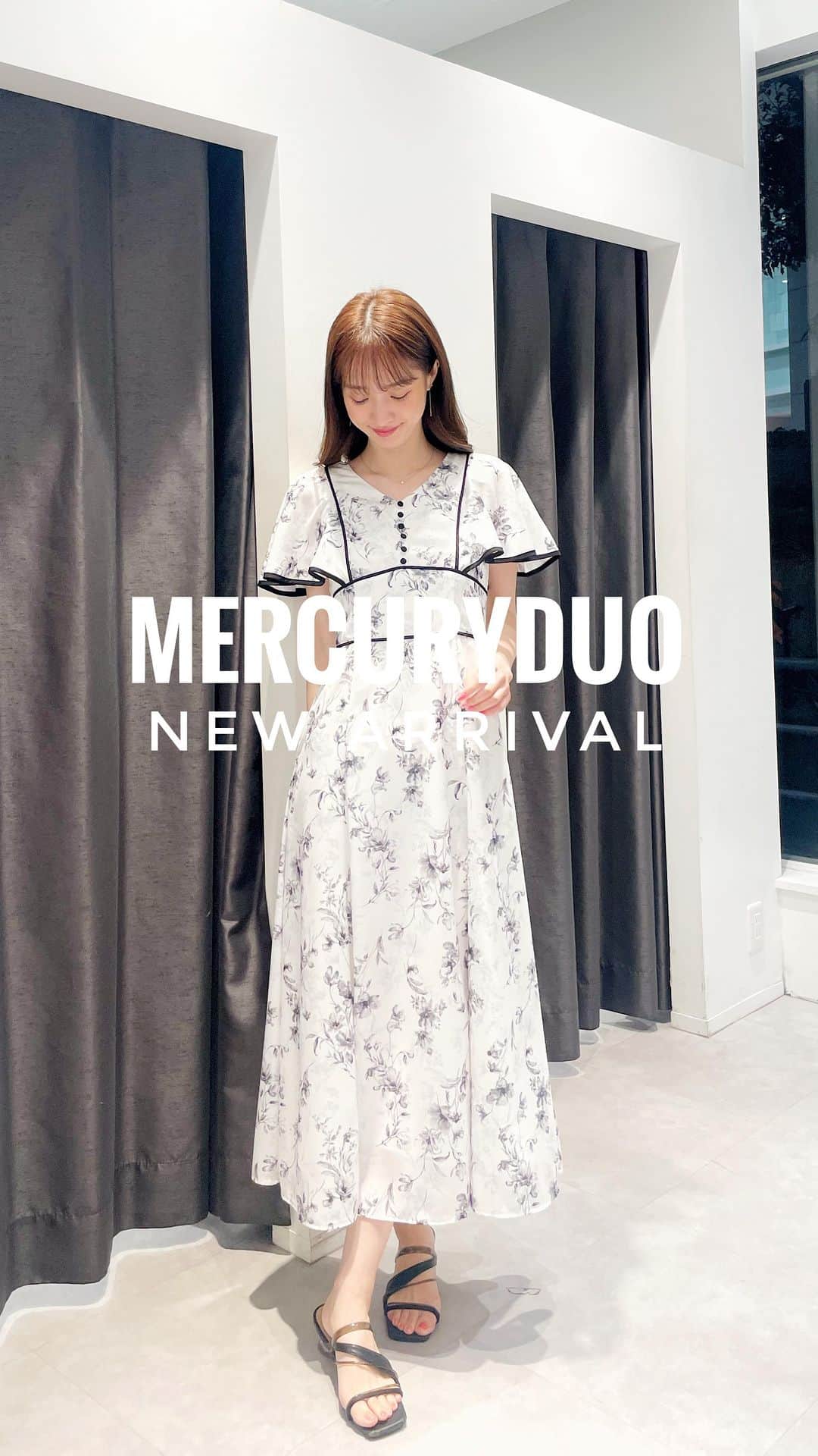 MERCURYDUOさんのインスタグラム動画 - (MERCURYDUOInstagram)「. . またまた可愛いワンピが入荷しました♡♡ 1コーデ目は一度即完した激レアアイテムです🙌 形の ...