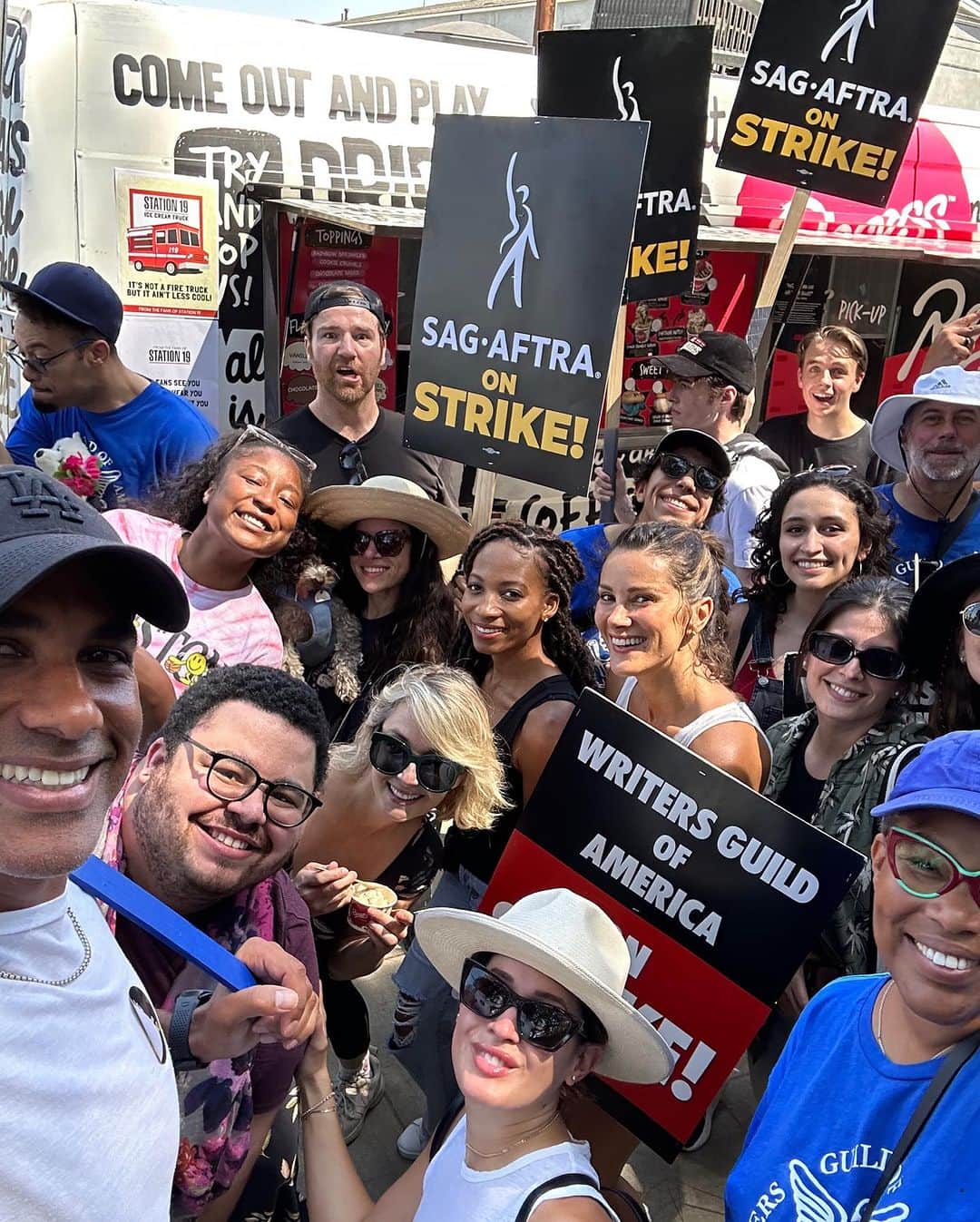 ボリス・コジョーさんのインスタグラム写真 - (ボリス・コジョーInstagram)「On the picket line with my ...