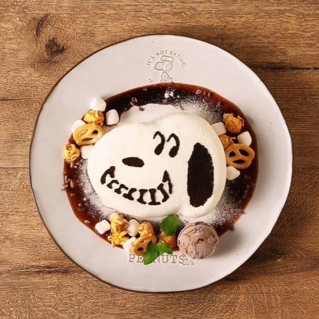 ピーナッツ カフェさんのインスタグラム写真 - (ピーナッツ カフェInstagram)「【NEW】 8/10のスヌーピーのバースデーを記念して、バースデー限定デザインのパンケーキも選べる ...