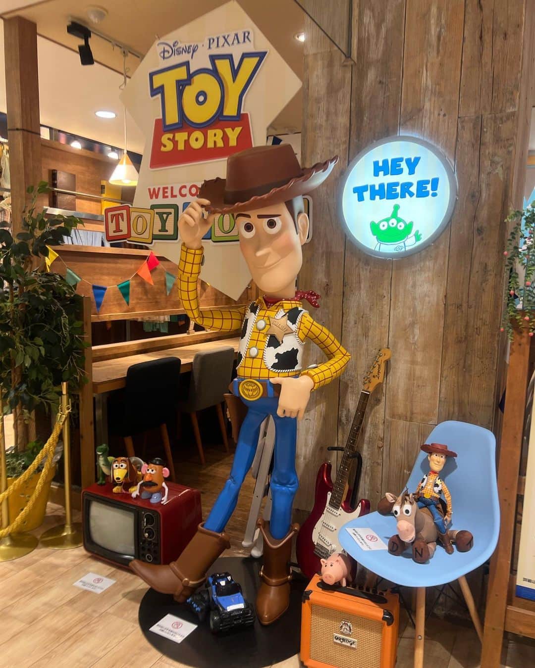 小林美季さんのインスタグラム写真 - (小林美季Instagram)「いっぱい笑える毎日に感謝だなぁ* 名古屋で行った トイストーリーカフェと 東京の2回目の写真🧸 満足気ですね ...