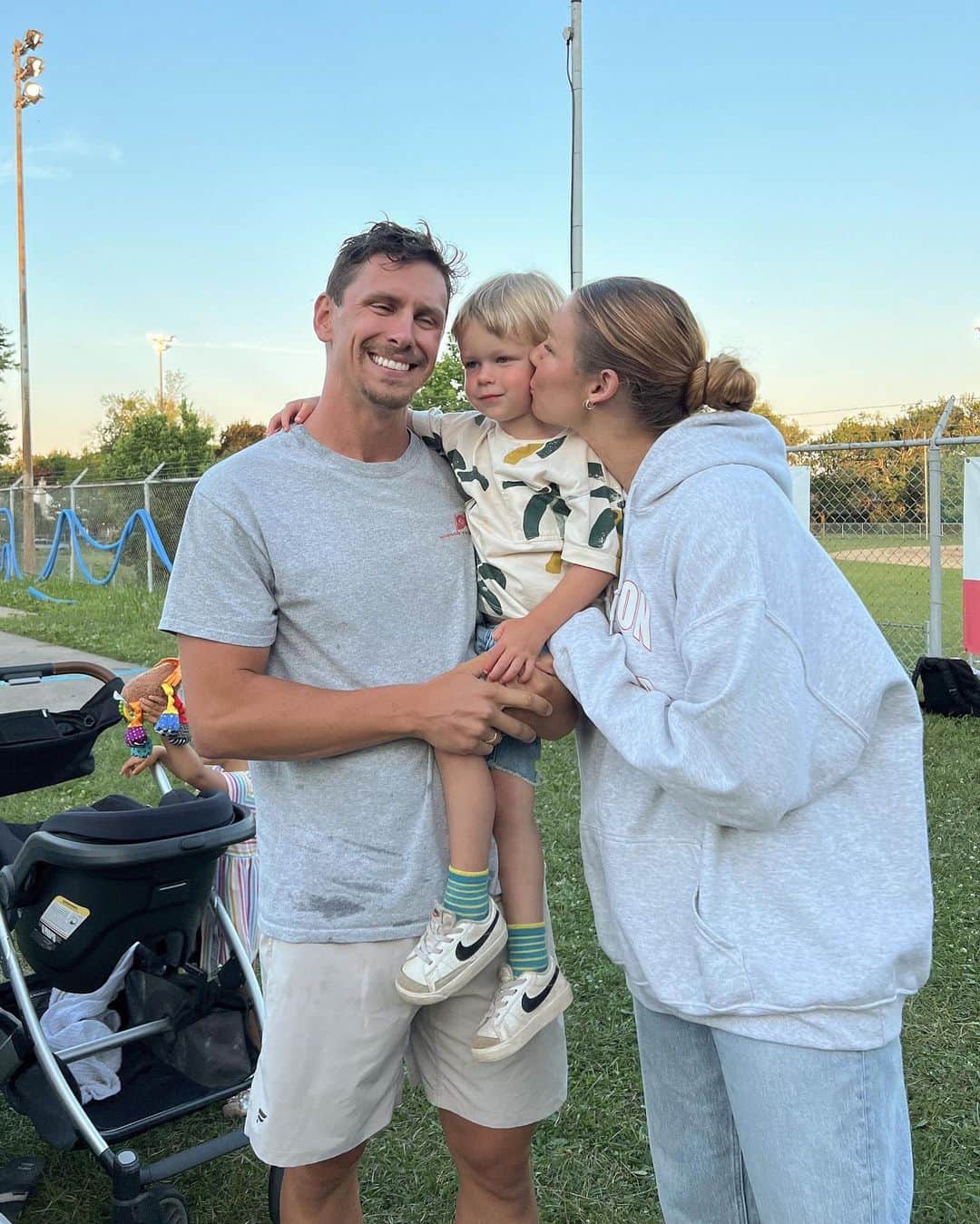 Alex Centomoさんのインスタグラム写真 - (Alex CentomoInstagram)「july diaries ☀️🩵📖🐚🍉 ...