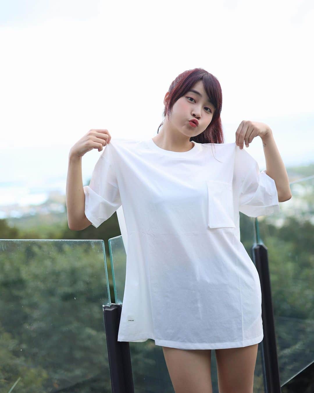 陳伊さんのインスタグラム写真 - (陳伊Instagram)「前陣子颱風前夕去宜蘭玩真的要被熱死了！ 還好有這款EVENLESS口袋短 TEE 選用科技布料具備速吸快乾的效果 悶熱天氣能夠快速 ...