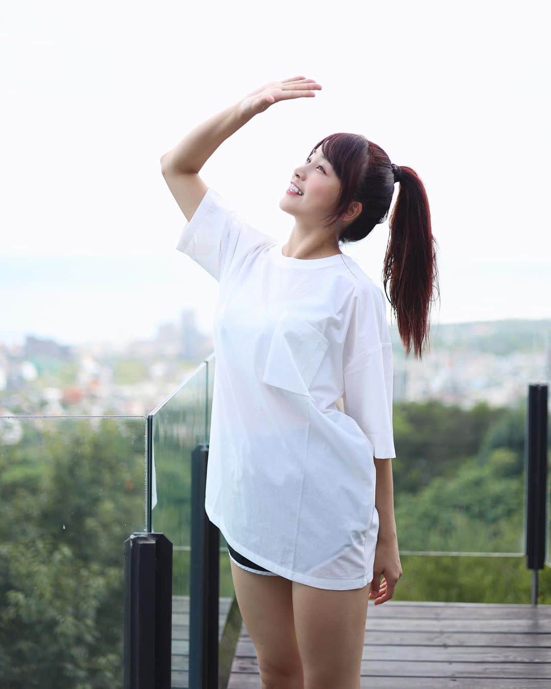 陳伊さんのインスタグラム写真 - (陳伊Instagram)「前陣子颱風前夕去宜蘭玩真的要被熱死了！ 還好有這款EVENLESS口袋短 TEE 選用科技布料具備速吸快乾的效果 悶熱天氣能夠快速 ...