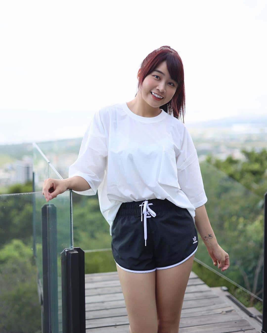 陳伊さんのインスタグラム写真 - (陳伊Instagram)「前陣子颱風前夕去宜蘭玩真的要被熱死了！ 還好有這款EVENLESS口袋短 TEE 選用科技布料具備速吸快乾的效果 悶熱天氣能夠快速 ...