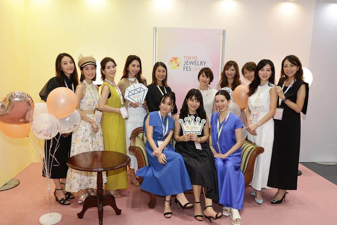 AriizumiEmaさんのインスタグラム写真 - (AriizumiEmaInstagram)「大集合。 ビッグサイトでの @pluster.jp の展示会にて カメラマンさんが撮影して ...