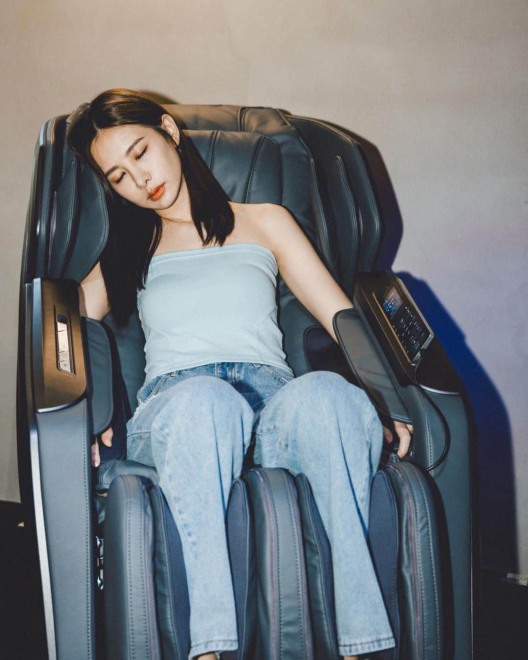 アンバー・アンさんのインスタグラム写真 - (アンバー・アンInstagram)「最近累到幾乎每天回到家就是先坐上按摩椅，坐上沒多久就睡著了😴 我最喜歡把椅子直接調到幾乎平躺的角度，就像在 ...