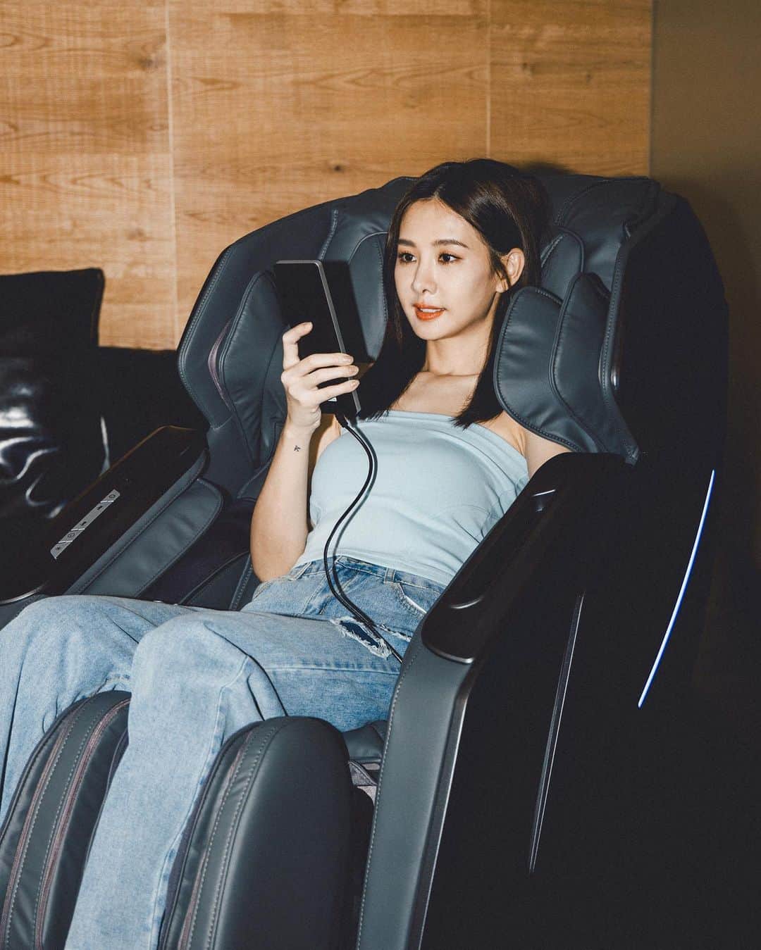 アンバー・アンさんのインスタグラム写真 - (アンバー・アンInstagram)「最近累到幾乎每天回到家就是先坐上按摩椅，坐上沒多久就睡著了😴 我最喜歡把椅子直接調到幾乎平躺的角度，就像在 ...