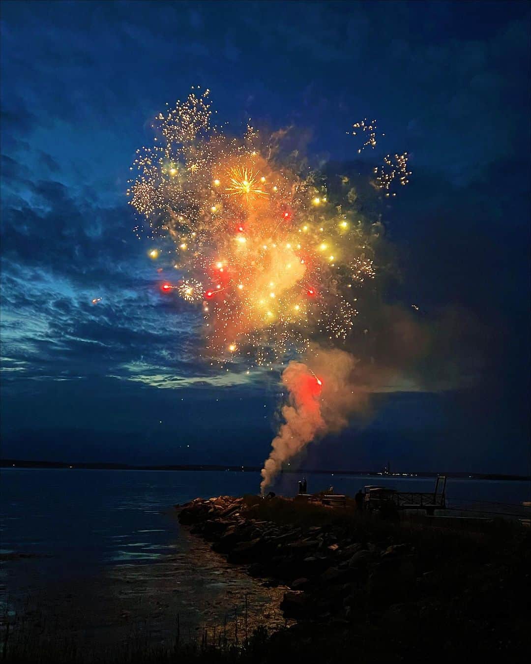 Ilana Wilesさんのインスタグラム写真 - (Ilana WilesInstagram)「WHEN IN MAINE 🦞☔️🧨」7月28日 2時11分 - mommyshorts