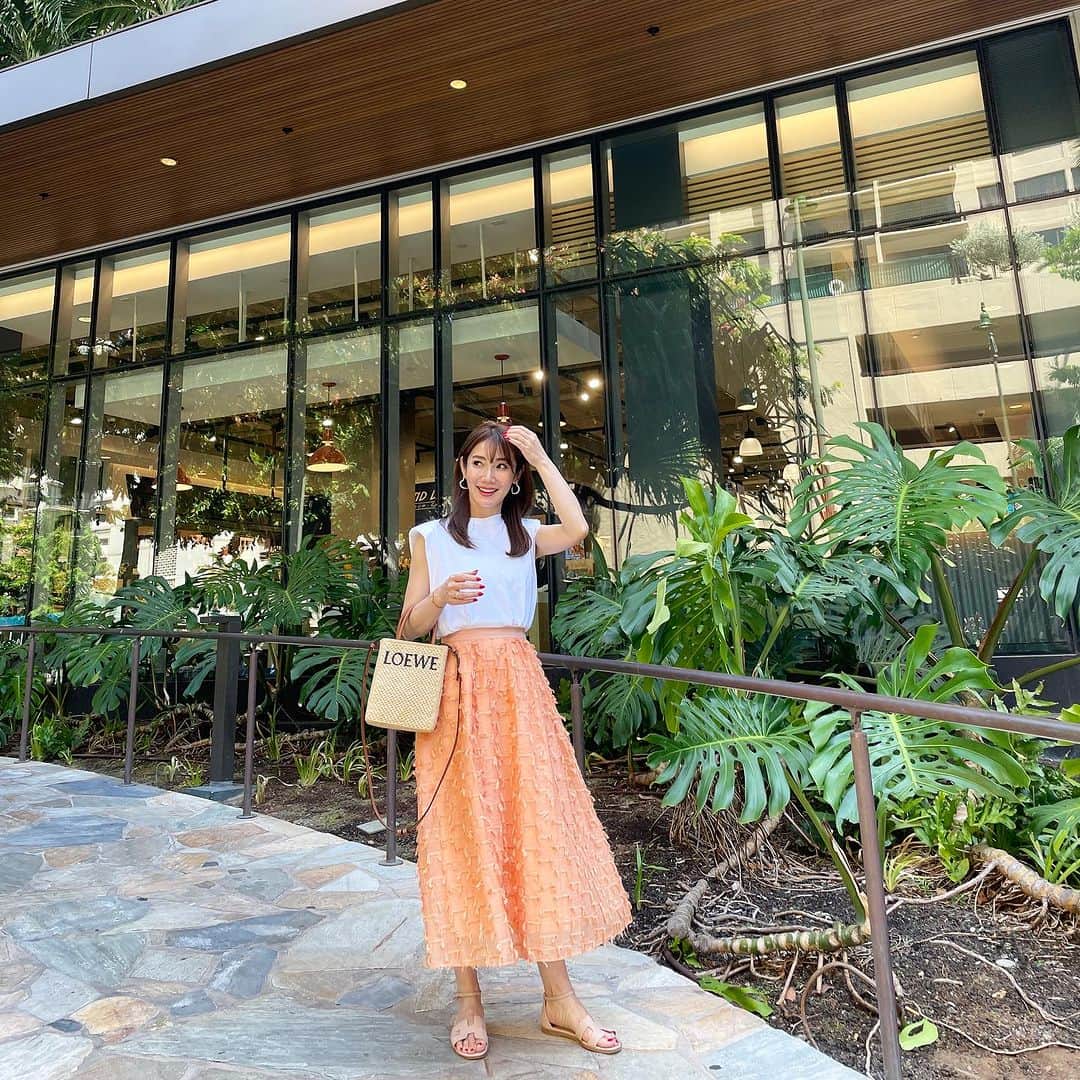 吉田美紀さんのインスタグラム写真 - (吉田美紀Instagram)「・ ・ 持ってきて大正解だったスカート🧡 軽くて着心地もいいし ハワイの ...