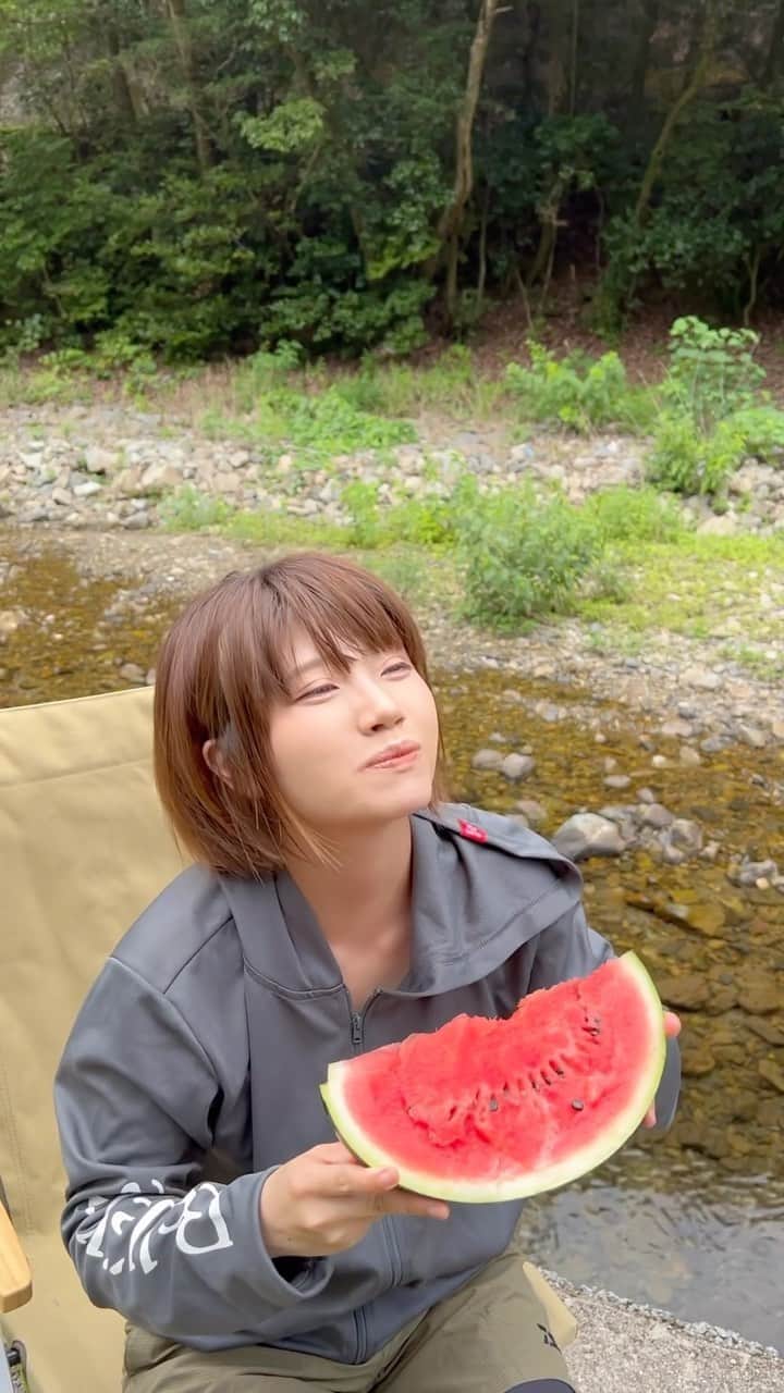 秋丸美帆さんのインスタグラム動画 - (秋丸美帆Instagram)「こんな暑い時は田舎でのんびりしたい☺️🍉涼を求めて山で釣りしたりスイカ ...