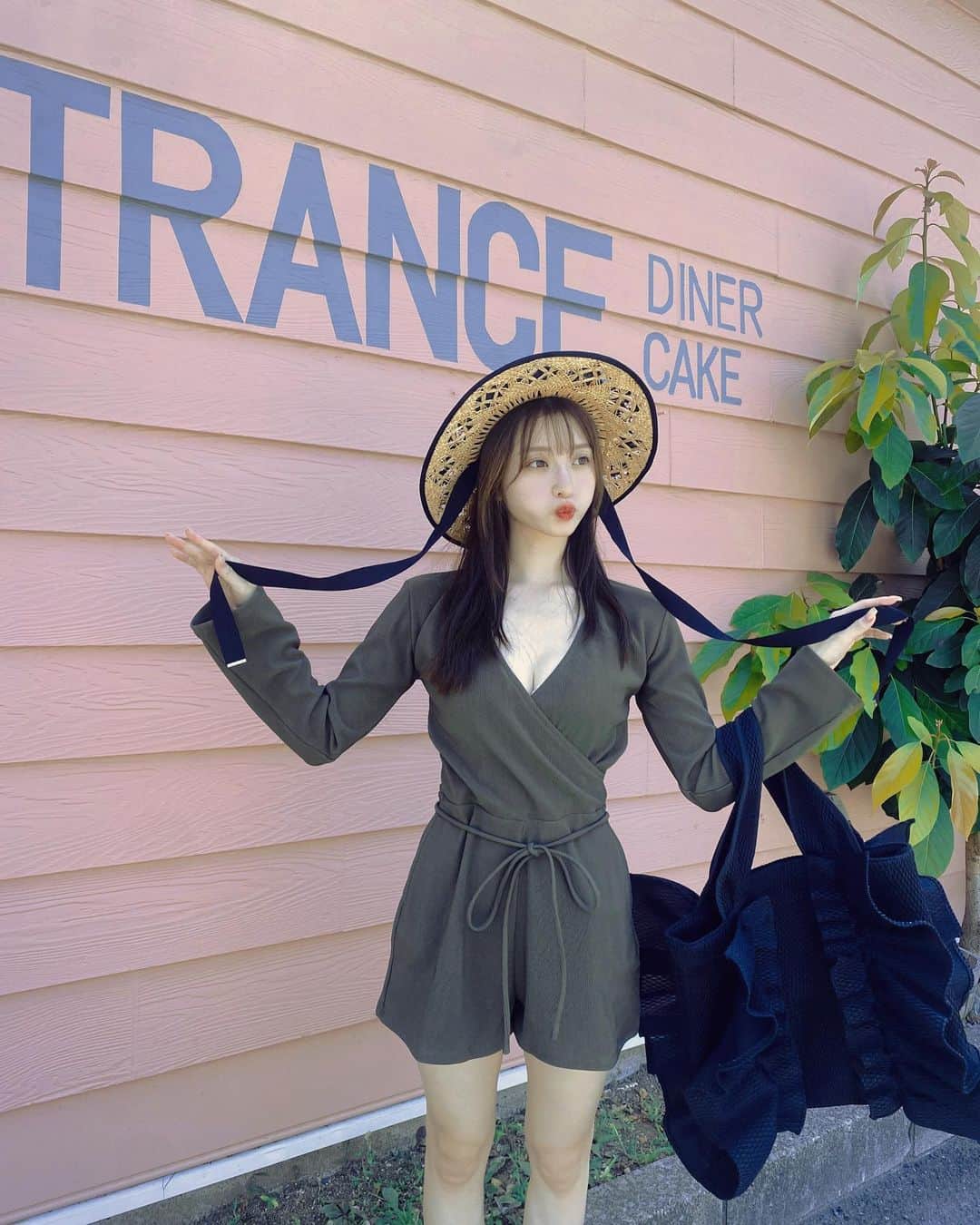 renさんのインスタグラム写真 - (renInstagram)「・ ・ 2023ssの新作で大人気のラッシュガードをご紹介🌞 これ昨年大人気だったラッシュガードが今年も再登場したの🫶 ☑️ ...