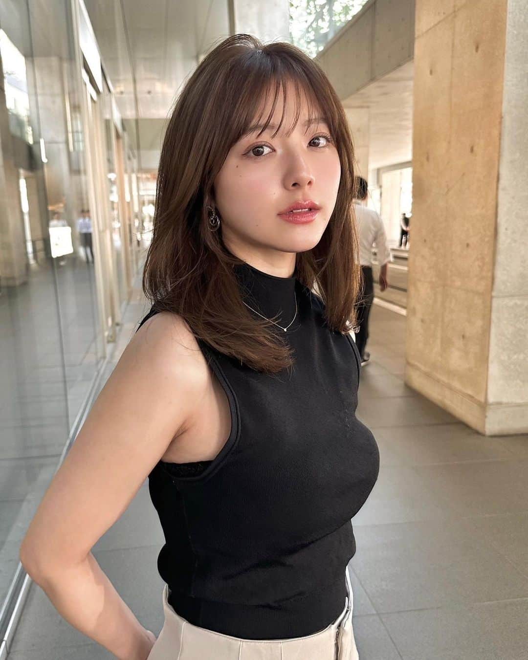 SHIMAさんのインスタグラム写真 - (SHIMAInstagram)「. . [ layer cut × sheer greige ] ぱつっとしたミディアムに 柔らかく動きのあるレイヤー ...