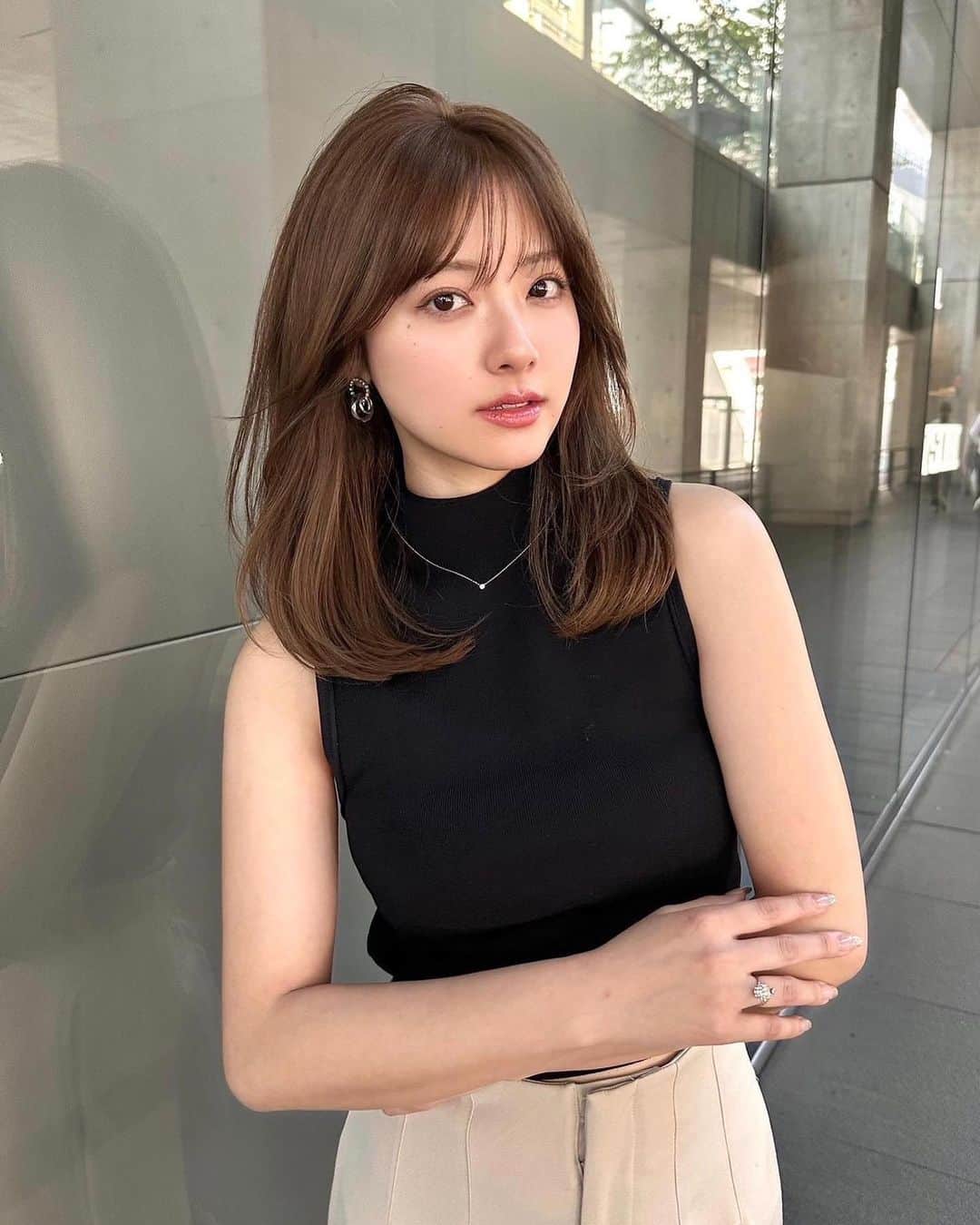 SHIMAさんのインスタグラム写真 - (SHIMAInstagram)「. . [ layer cut × sheer greige ] ぱつっとしたミディアムに 柔らかく動きのあるレイヤー ...