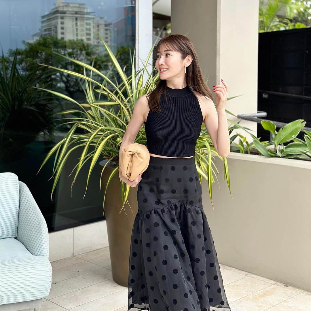吉田美紀さんのインスタグラム写真 - (吉田美紀Instagram)「・ ・ ブラックコーデを少し軽やかに♡ ハワイではコンパクトなtopsに ...