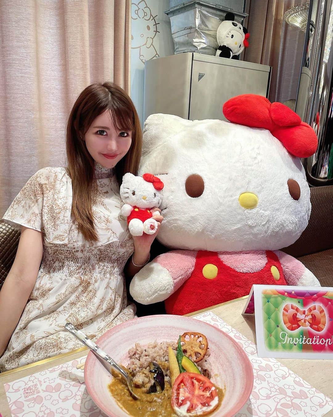 ayaさんのインスタグラム写真 - (ayaInstagram)「【淡路島ハローキティショーボックス🍎】 ⁡ 久しぶりにHELLO KITTY ...