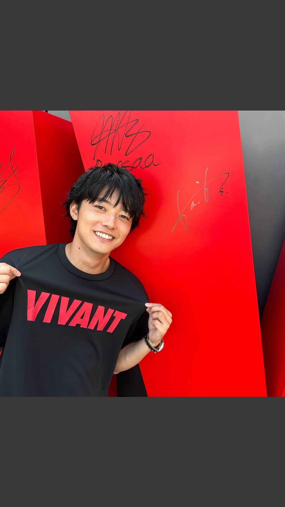 VIVANTさんのインスタグラム動画 - (VIVANTInstagram)「🔴明日よる9時！第𝟑話 𝟔𝟗分𝐒𝐏⚫️ #櫻井海音 さんが改めて巨大モニュメントへサイン🖋 裏側に櫻井さんが書いて ...