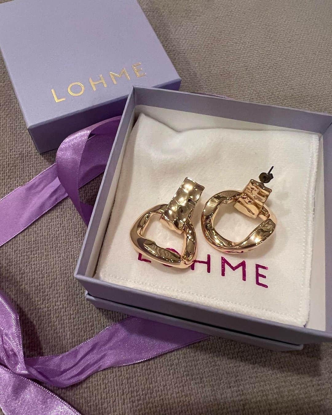 平アスカさんのインスタグラム写真 - (平アスカInstagram)「暑いからオールバック 前髪ありとなしどっちがいいー？？🥹 ピアスは ...