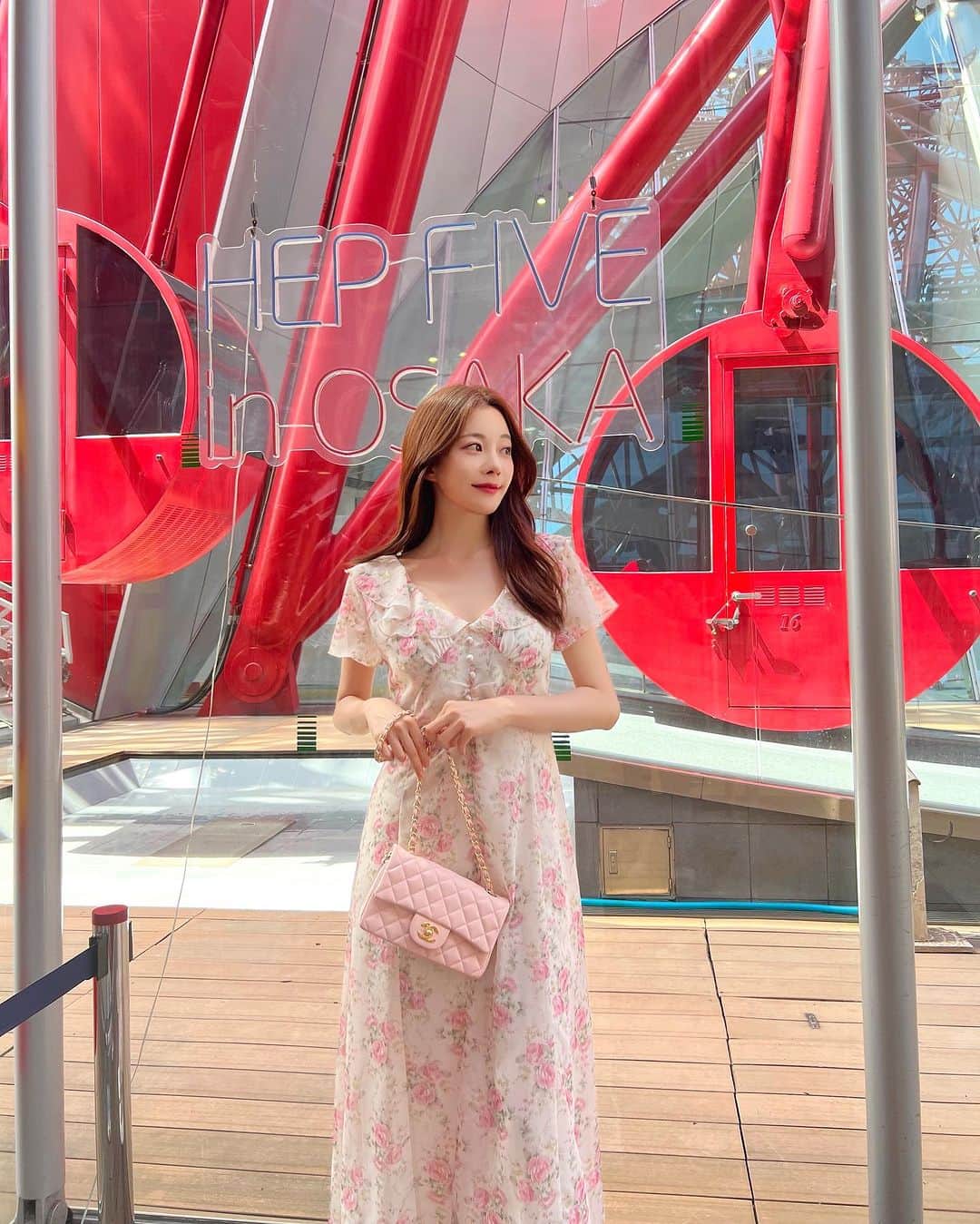キム・ミニョンさんのインスタグラム写真 - (キム・ミニョンInstagram)「오사카 파란하늘 빨간 관람차가 너무 예뻤던 날 ️ ...