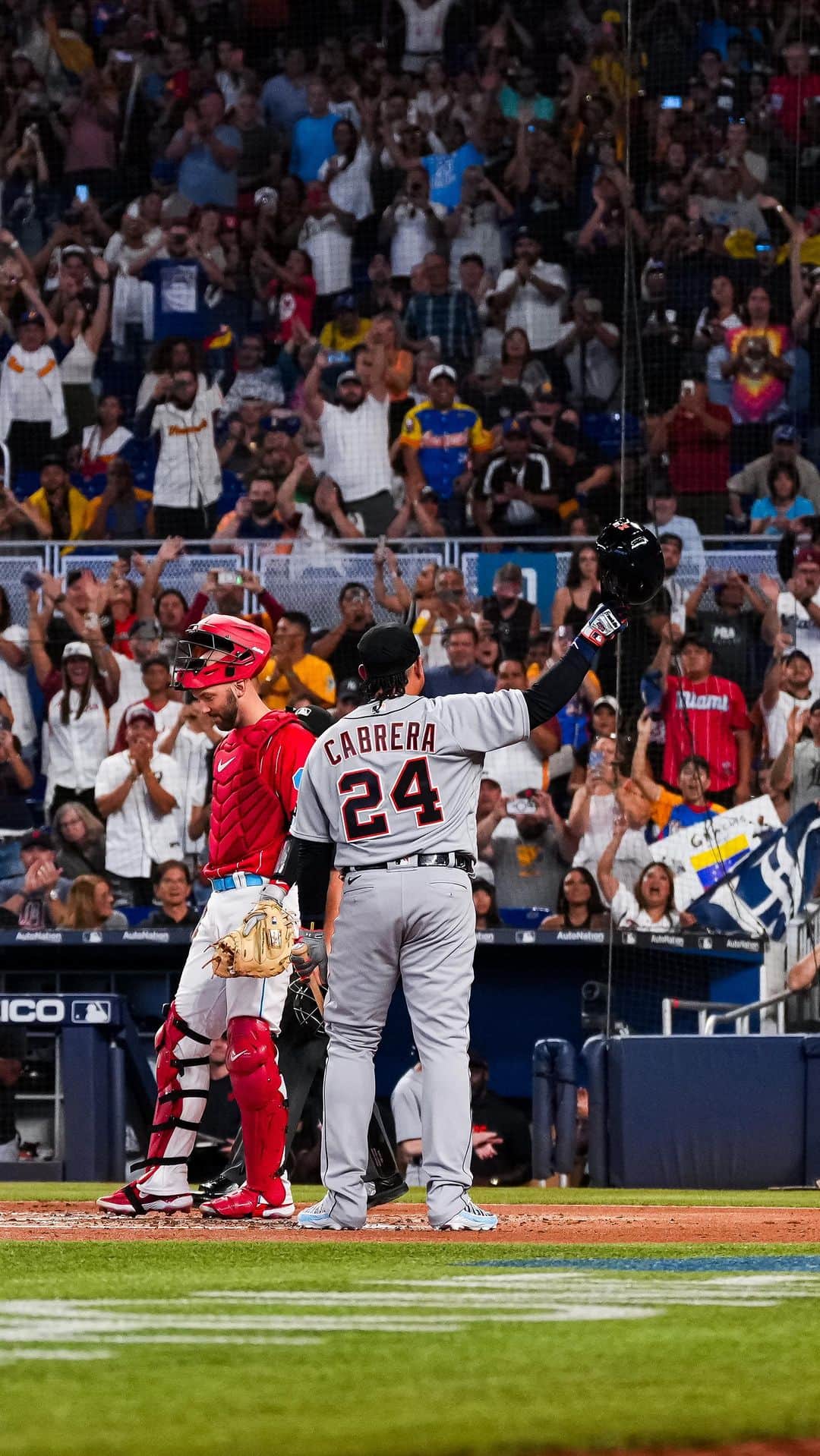 MLBさんのインスタグラム動画 - (MLBInstagram)「Your people. Your home. It’s an honor, @miggy24. 🇻🇪」7月30日 6時00分 ...