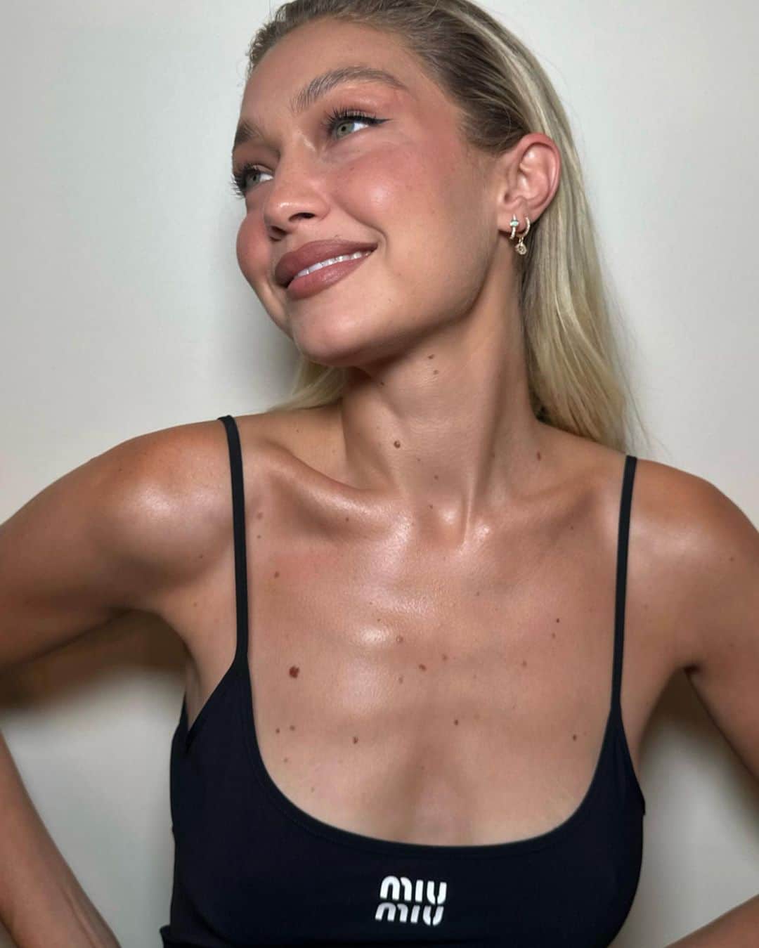 ジジ・ハディッドさんのインスタグラム写真 ジジ・ハディッドinstagram 「 Miumiu Summer 🦪」7月30日 8時23分