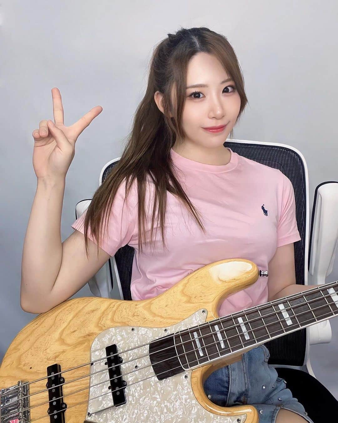 AKARIさんのインスタグラム写真 - (AKARIInstagram)「にちようび〜！ 最近いつもに増して ベースの練習が楽しくてしかた ...