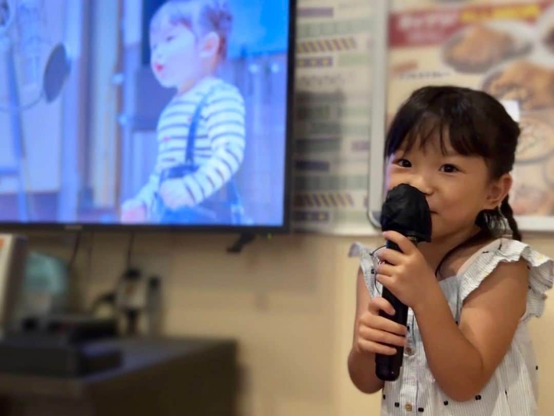 村方乃々佳さんのインスタグラム写真 - (村方乃々佳Instagram)「2歳のののちゃんと5歳のののちゃんのコラボカラオケ🎤 本人映像があり ...